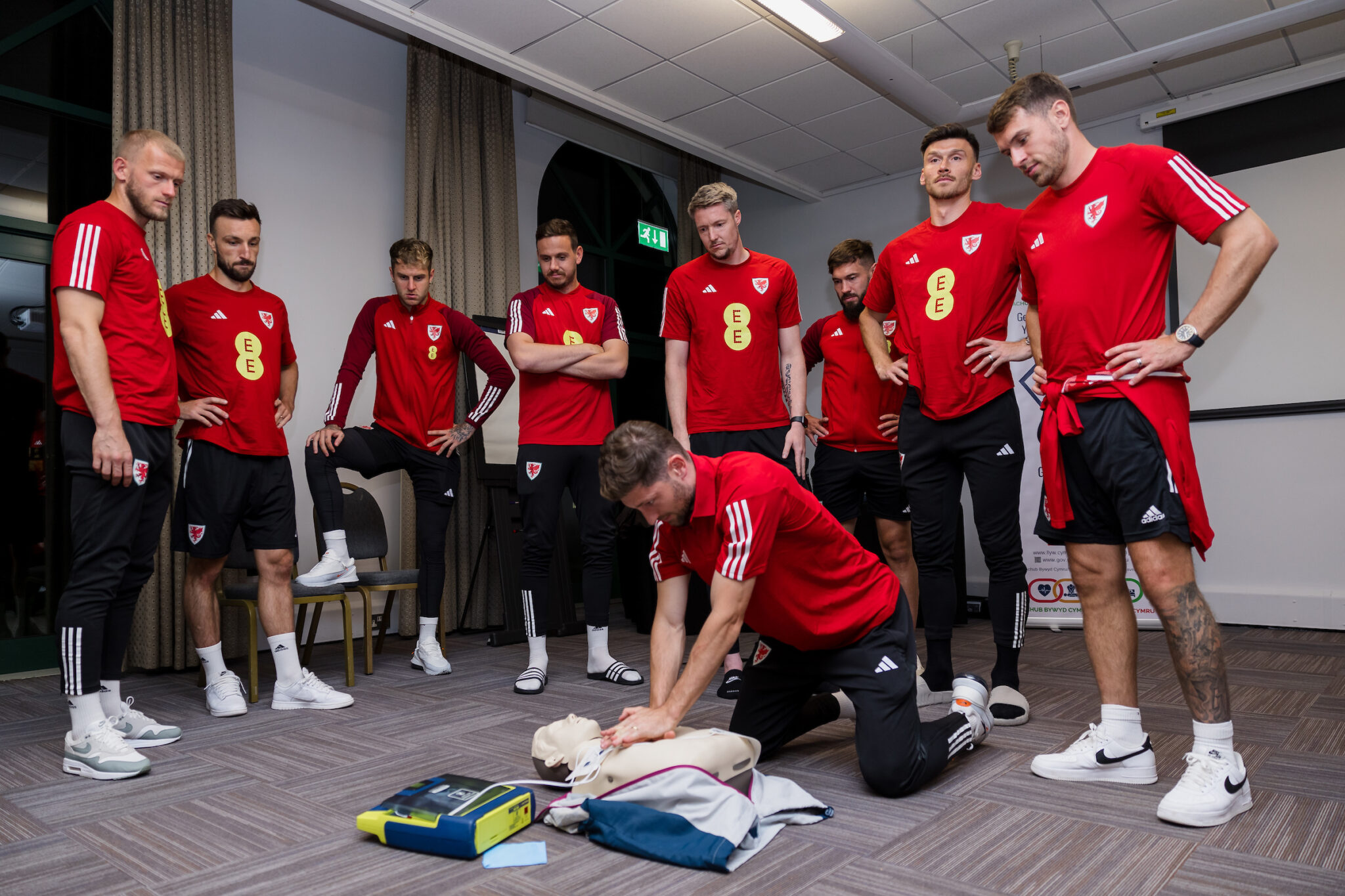 Cymru team take on CPR and defibrillator training - FAW